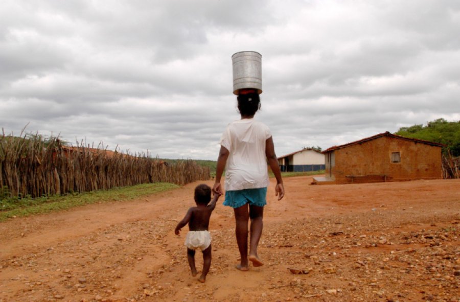 Mulheres e meninas sem acesso à água